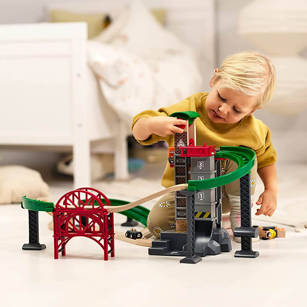 Brio Lift and Load Warehouse Set | Train Sets | NINI and LOLI